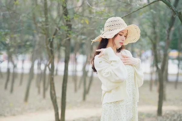 ⬇ Скачать картинки Mulher chinesa triste chata, стоковые фото Mulher ...