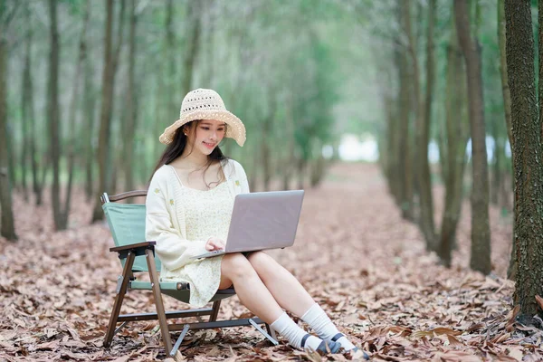 Vintage tjej med laptop Stock Photos, Royalty Free Vintage tjej med ...