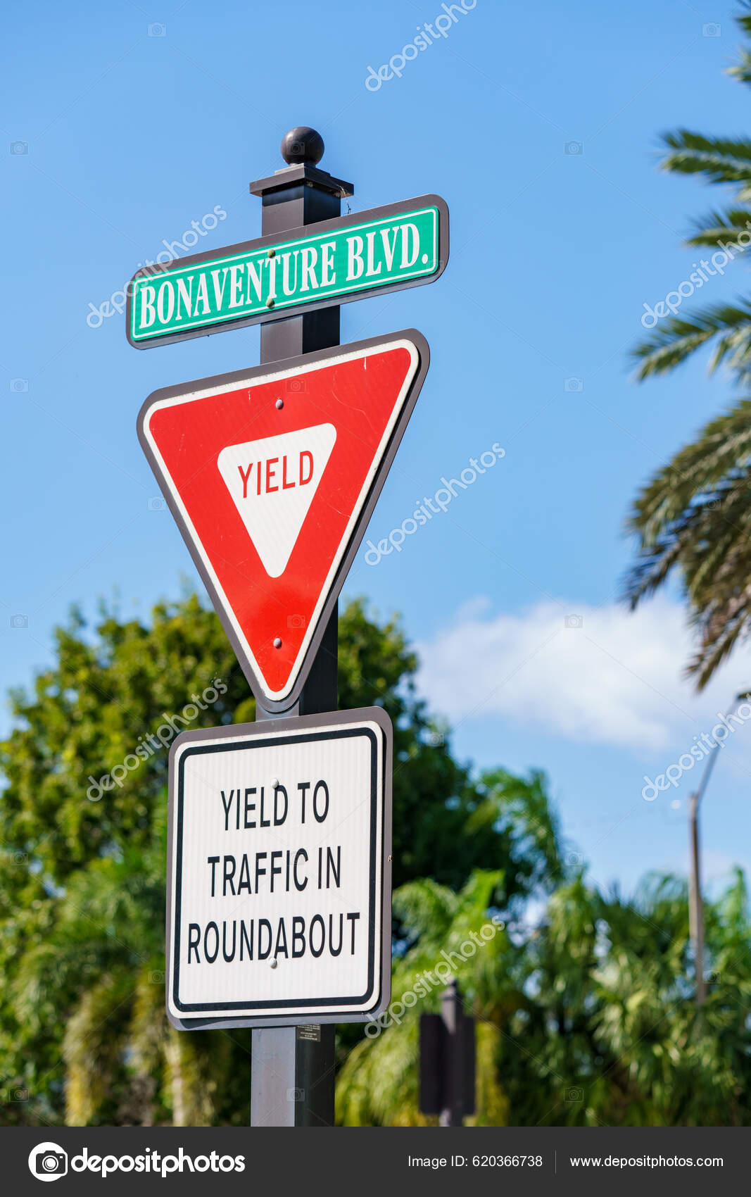 Yield Sign Traffic Circle Roundabout Bonaventure Blvd Weston — Stock ...