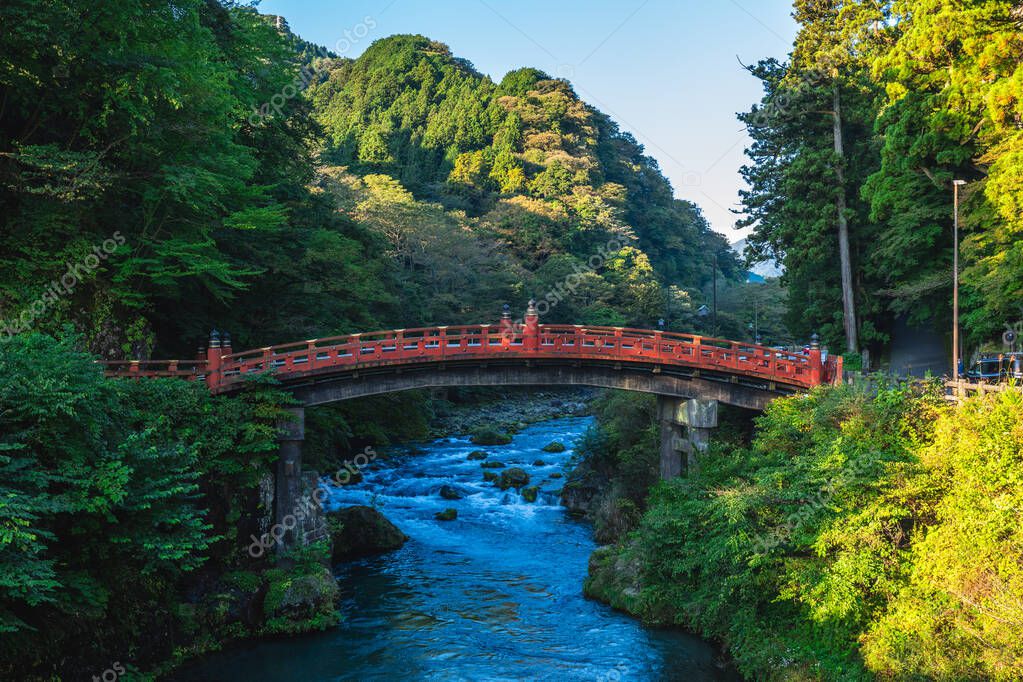 El puente Shinkyo a la entrada de los santuarios y templos Nikko en ...