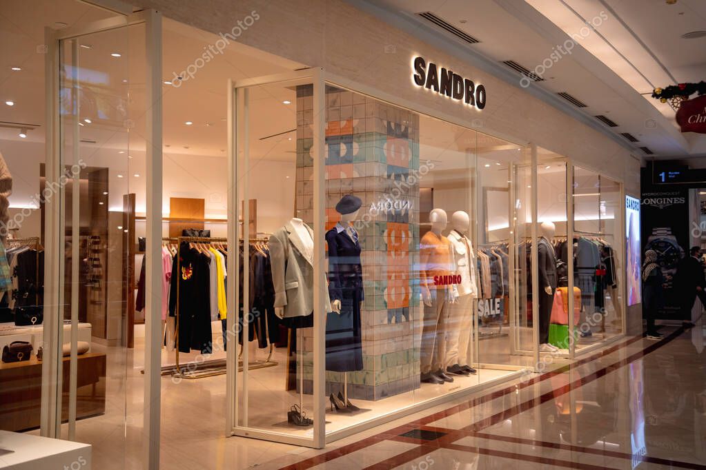 KUALA LUMPUR, MALASIA - 04 DE DICIEMBRE DE 2022: Letrero del logotipo de la tienda minorista de ...