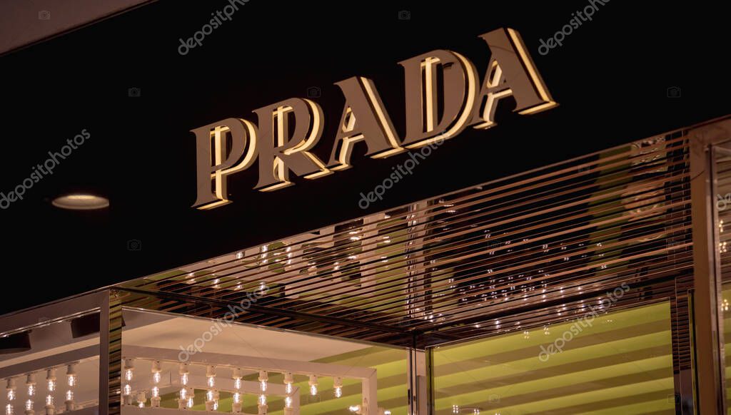 Logotipo Prada Ouro Na Parede Preta — Fotografia De Stock