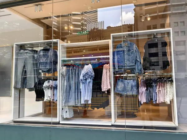 Imágenes de Show me examples of modern digital storefront interfaces ...