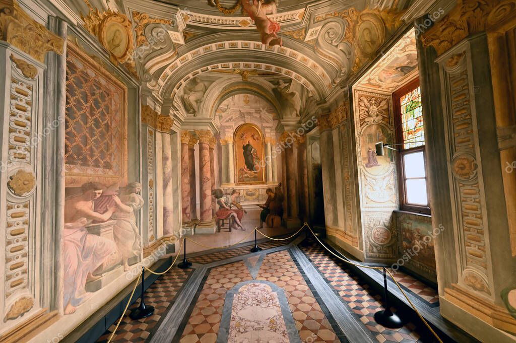 Corredor de entrada a la Capilla de San Ignacio en la antigua Casa de ...