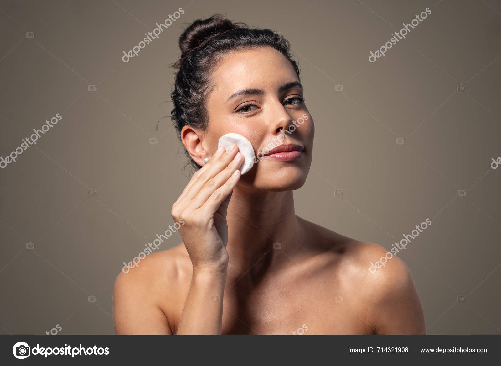 Shot Beautiful Woman Removing Makeup While Taking Care Her Skin — Stock ...