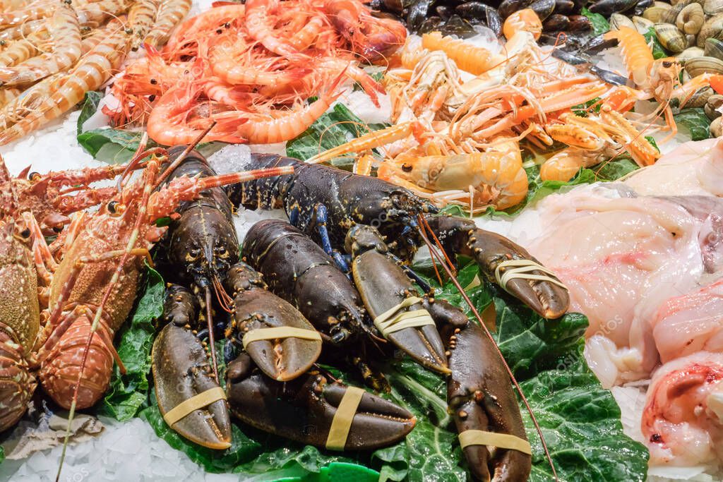 Diferentes tipos de crustáceos a la venta en un mercado de Barcelona 2023