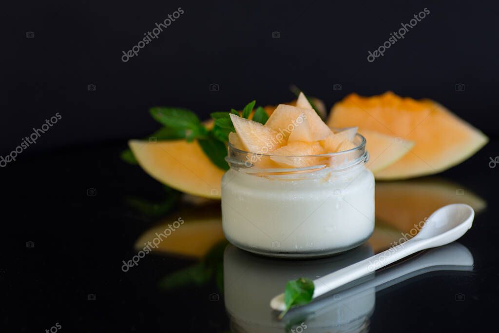 yogur casero dulce en un frasco con trozos de melón maduro . 2024