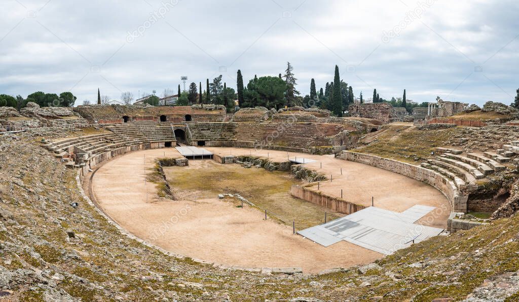 Amplia vista del anfiteatro romano de Mérida en Extremadura, España ...