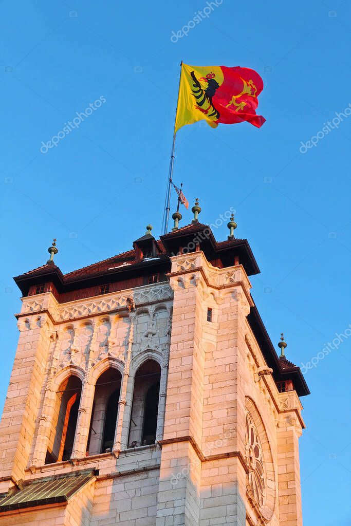 Vista de la torre de la Catedral de Ginebra de San Pedro con la bandera ...