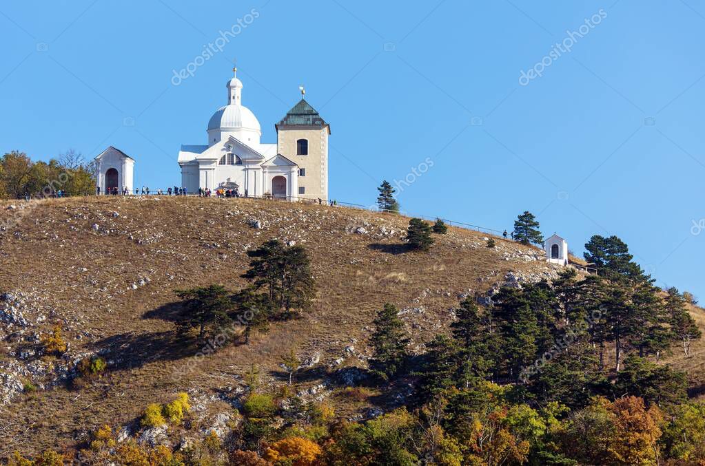Cerro Santo o Svaty Kopecek con capilla de San Sebasti n, vista desde la ciudad de Mikulov en la ...