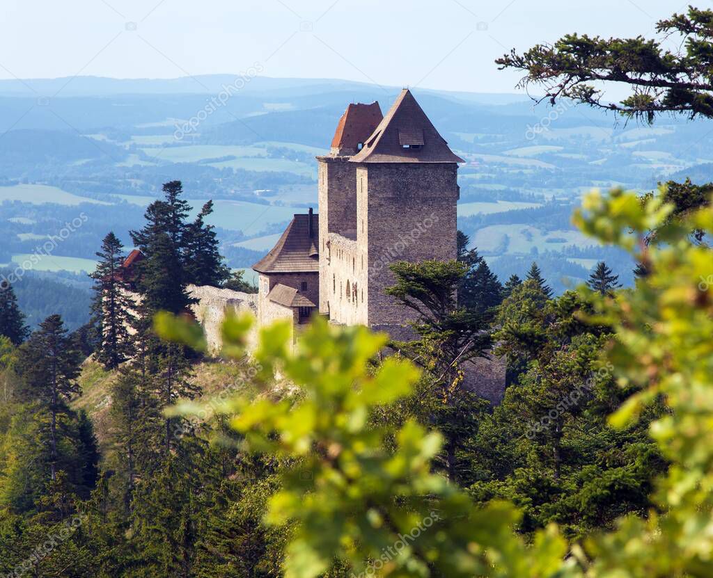 Kasperk Castle es un castillo gótico de piedra parcialmente arruinado ...