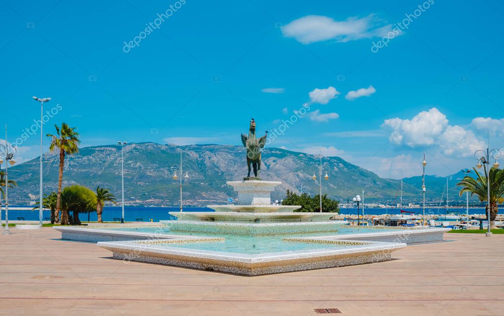 Corinto, Grecia - 2 de septiembre de 2022: Una vista de la costa de ...