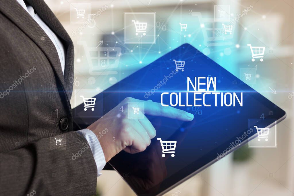 Joven hace una compra a través de la aplicación de compras en línea con ...