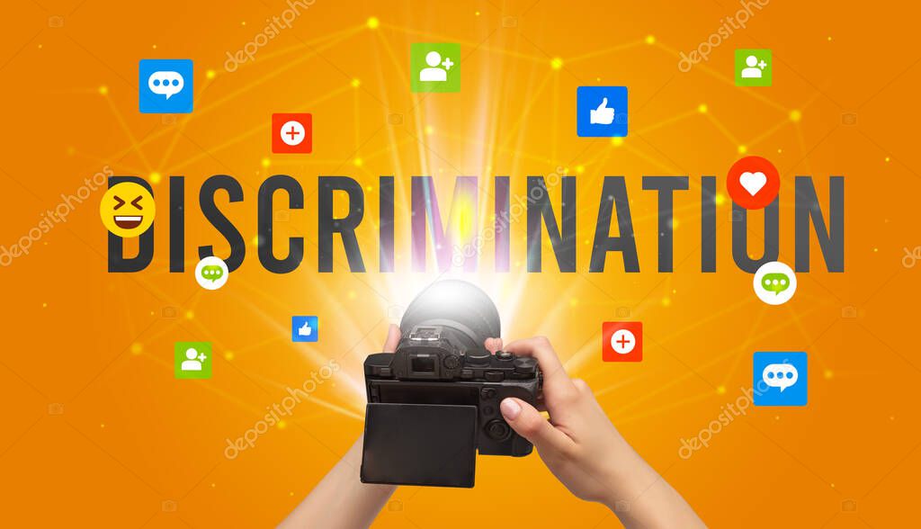 Uso de la c mara para capturar contenido de redes sociales con inscripci n DISCRIMINACI N ...