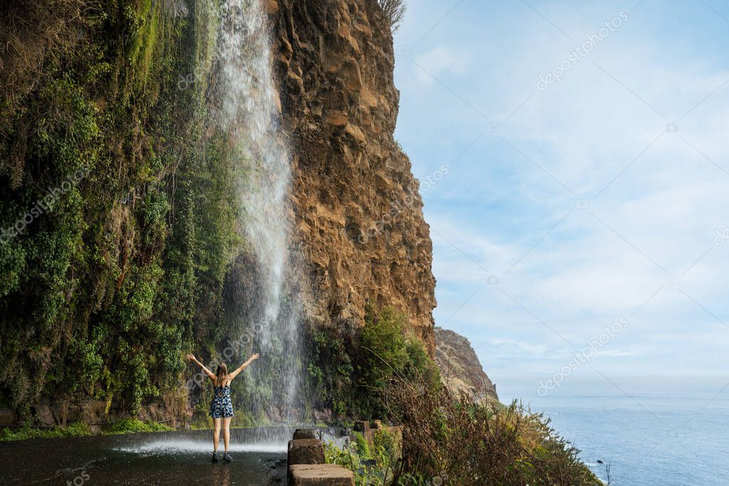 Cascata dos Anjos - mujer de pie bajo la cascada de los ngeles en Madeira 2024