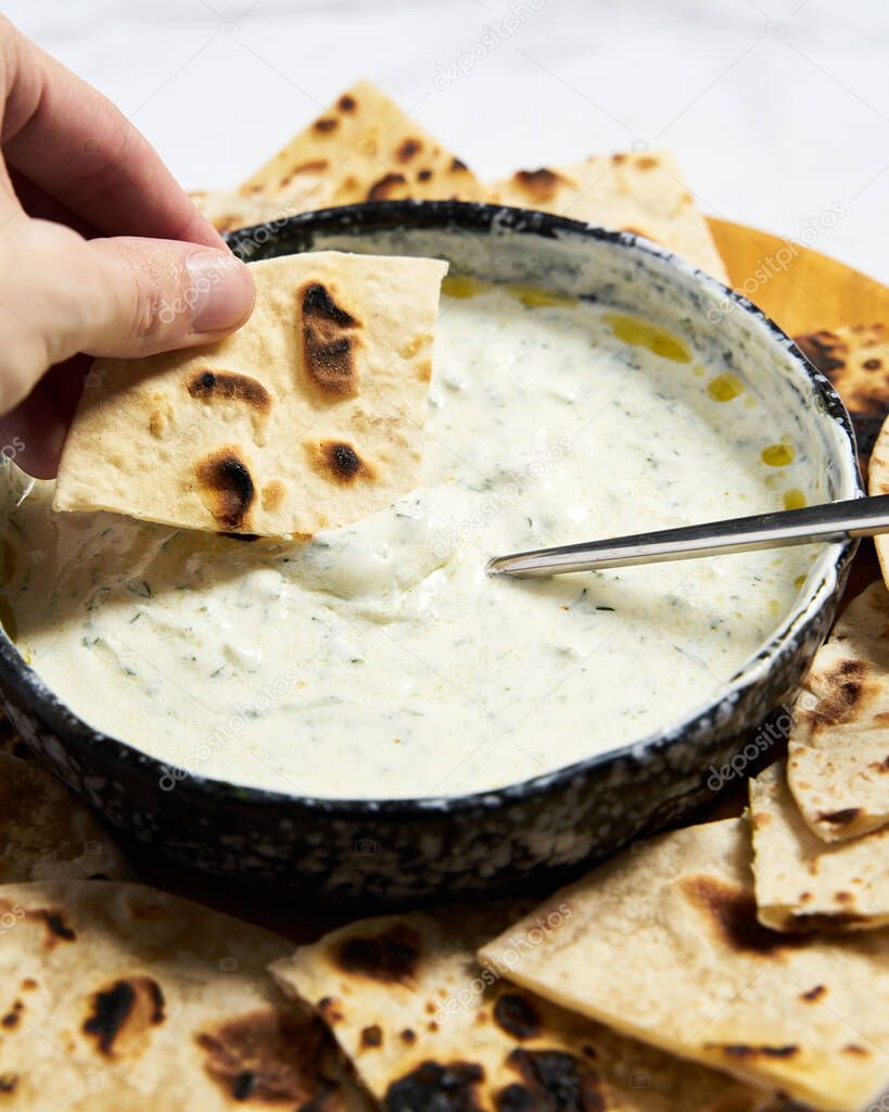 Salsa Tzatziki con pan tostado de pita. Salsa griega casera de yogur ...