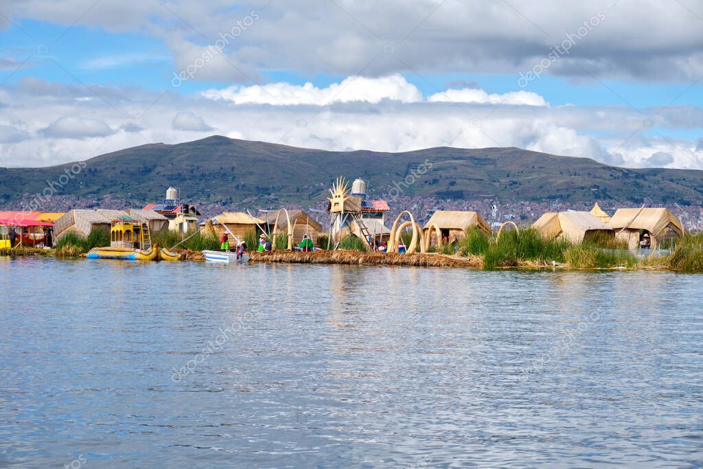 Uros, Perú - 09 de enero de 2022: Islas flotantes con pueblos indígenas ...