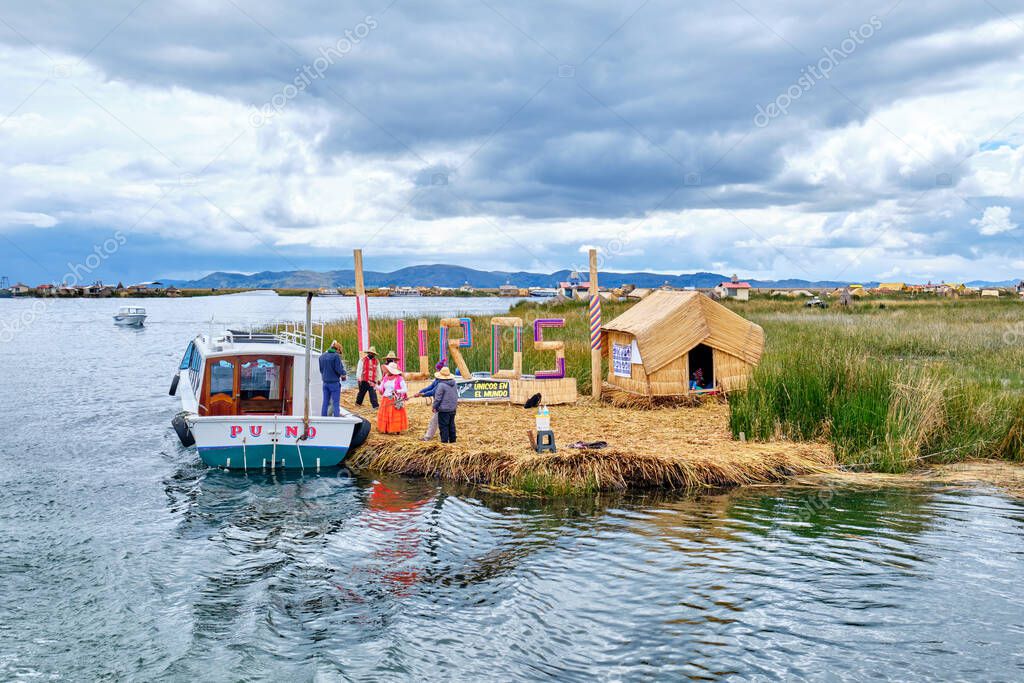 Uros, Perú - 09 de enero de 2022: Los lugareños en trajes nacionales ...