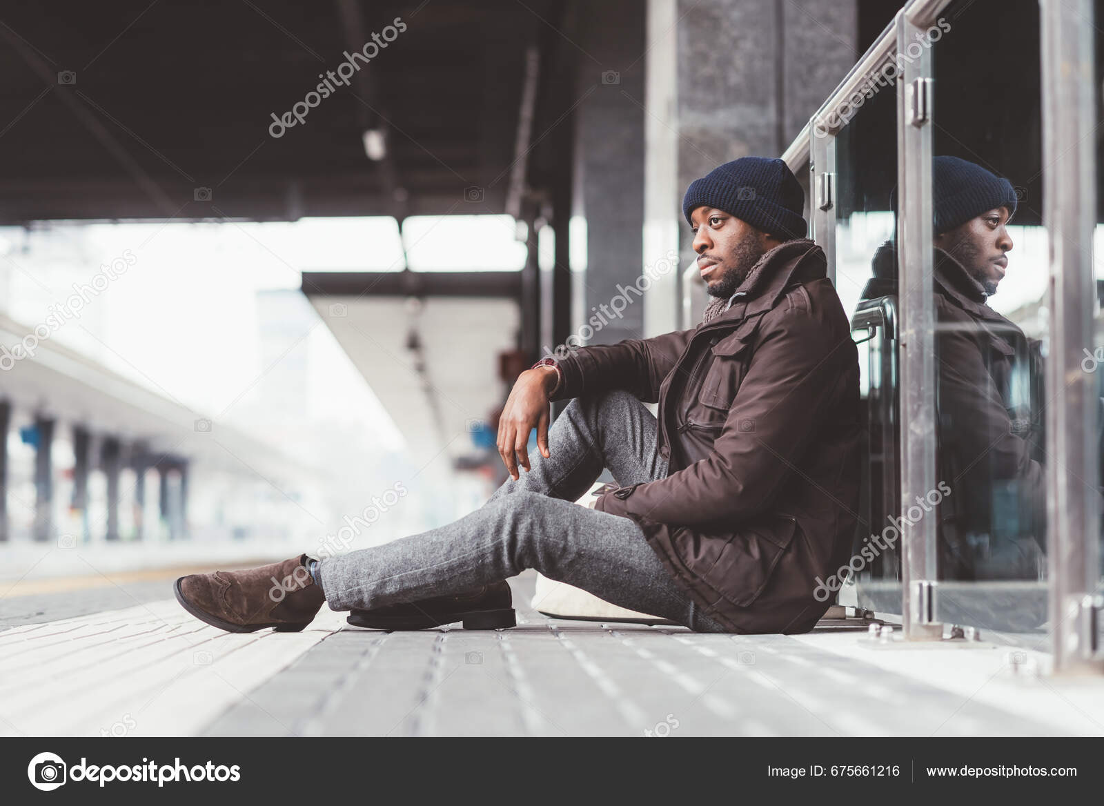 Joven Negro Hombre Sentado Estación Tren Esperando: fotografía de stock ...