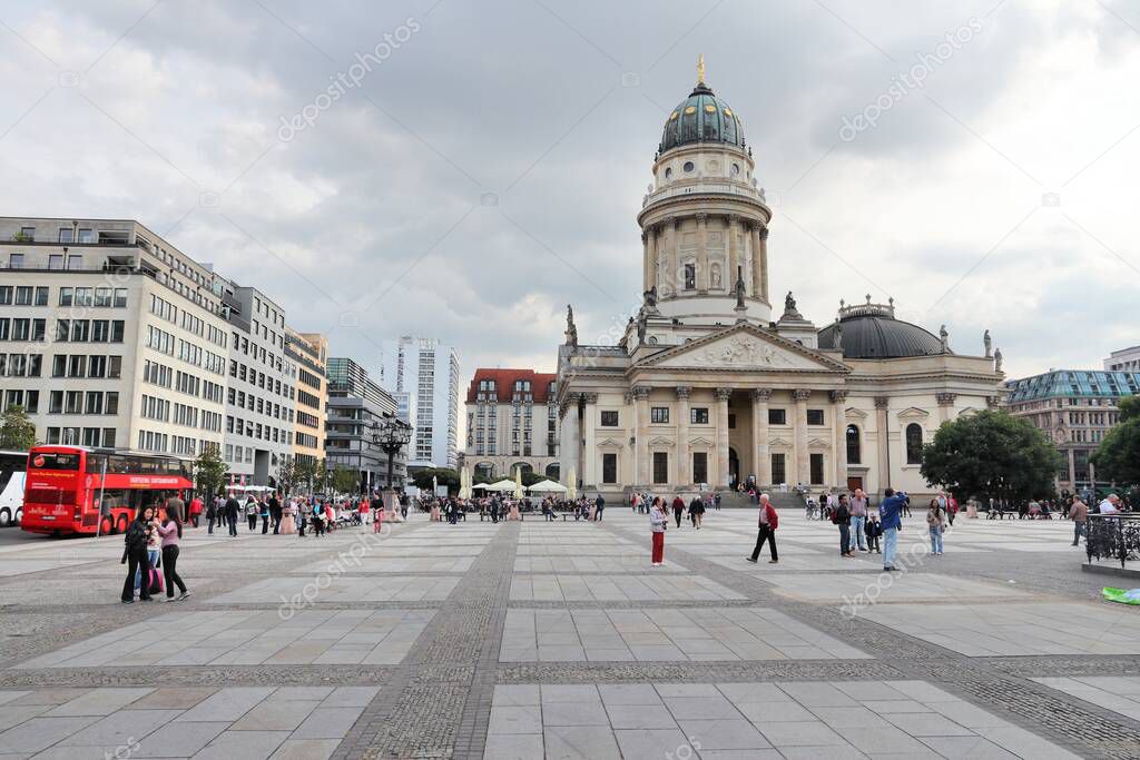 BERLÍN, ALEMANIA - 26 DE AGOSTO DE 2014: La gente visita la plaza ...