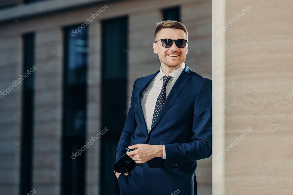 Concepto de personas, negocios y finanzas. Positivo contento satisfecho ...