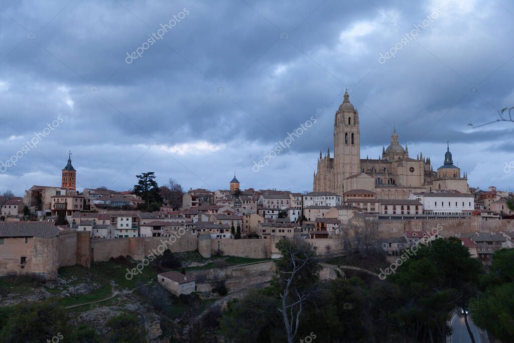 Segovia, España - 4 de enero de 2022: Vista panorámica de Segovia con ...