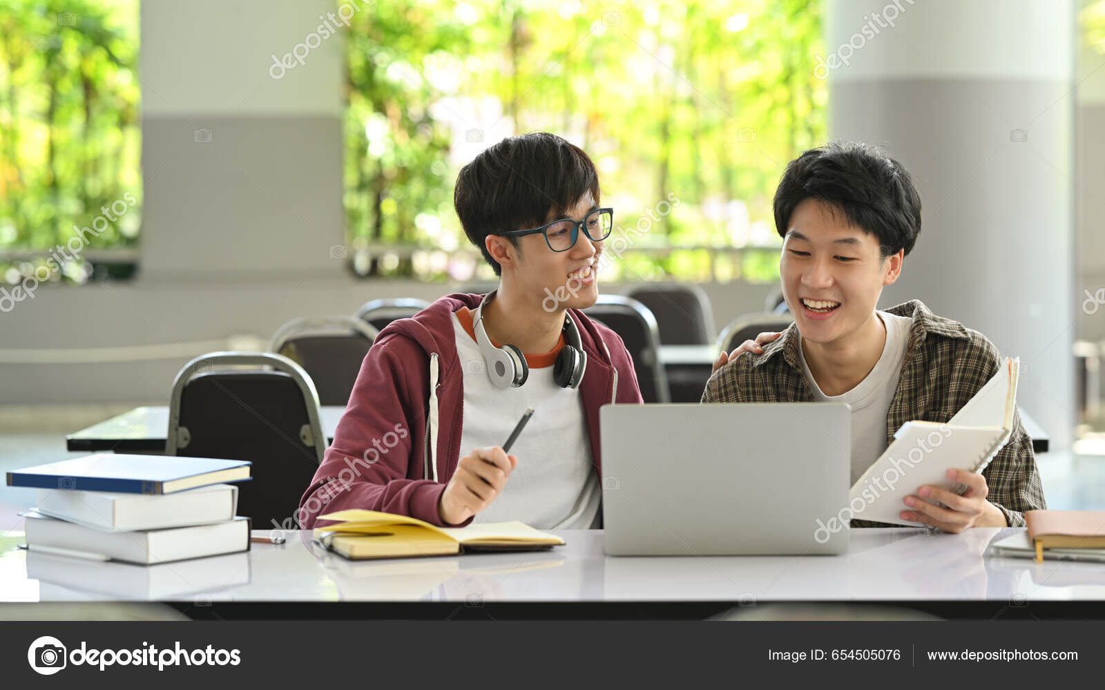 Dos Estudiantes Asiáticos Trabajando Juntos Preparando Presentación ...