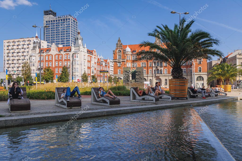Katowice, Polonia - 25 de agosto de 2022: Plaza de los Defensores con ...