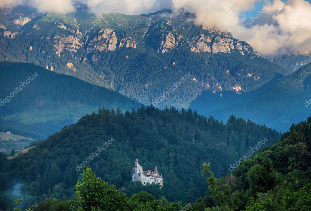 Vista aérea de la comuna de Bran con el castillo de Bran, Rumania 2024