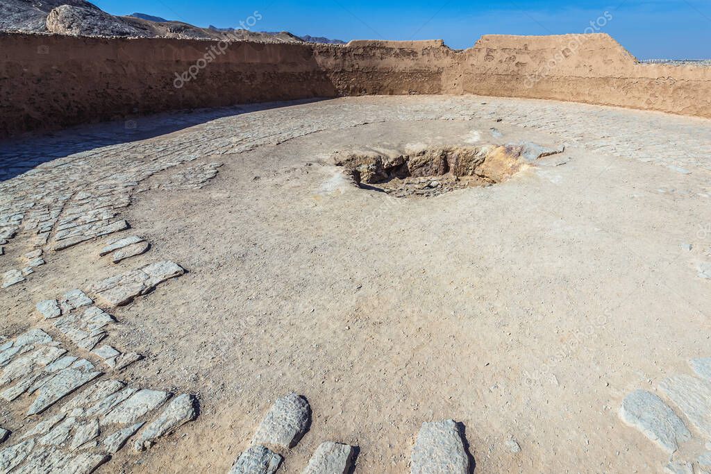 Fosa circular central de la Torre del Silencio, complejo de ruinas ...