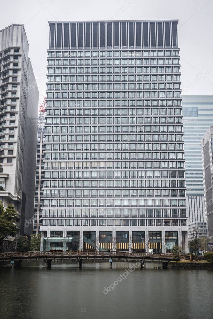 Tokio, Japón - 26 de febrero de 2015: Nippon Life Marunouchi Garden Tower vista desde el Jardín ...