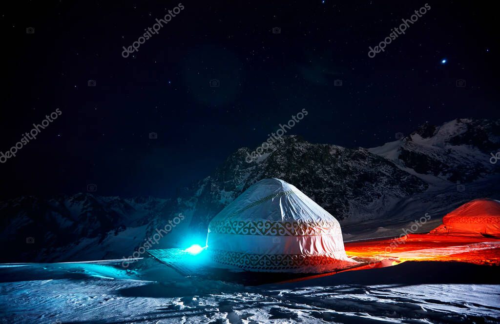 Yurta o yurta casa n mada con luces de color azul y rojo brillante en ...
