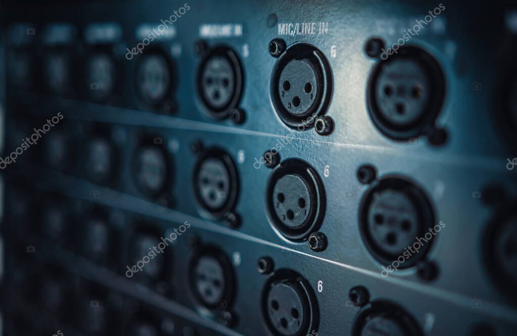 Panel mezclador de m sica con puertos de micr fono en primer plano del estudio de grabaci n ...