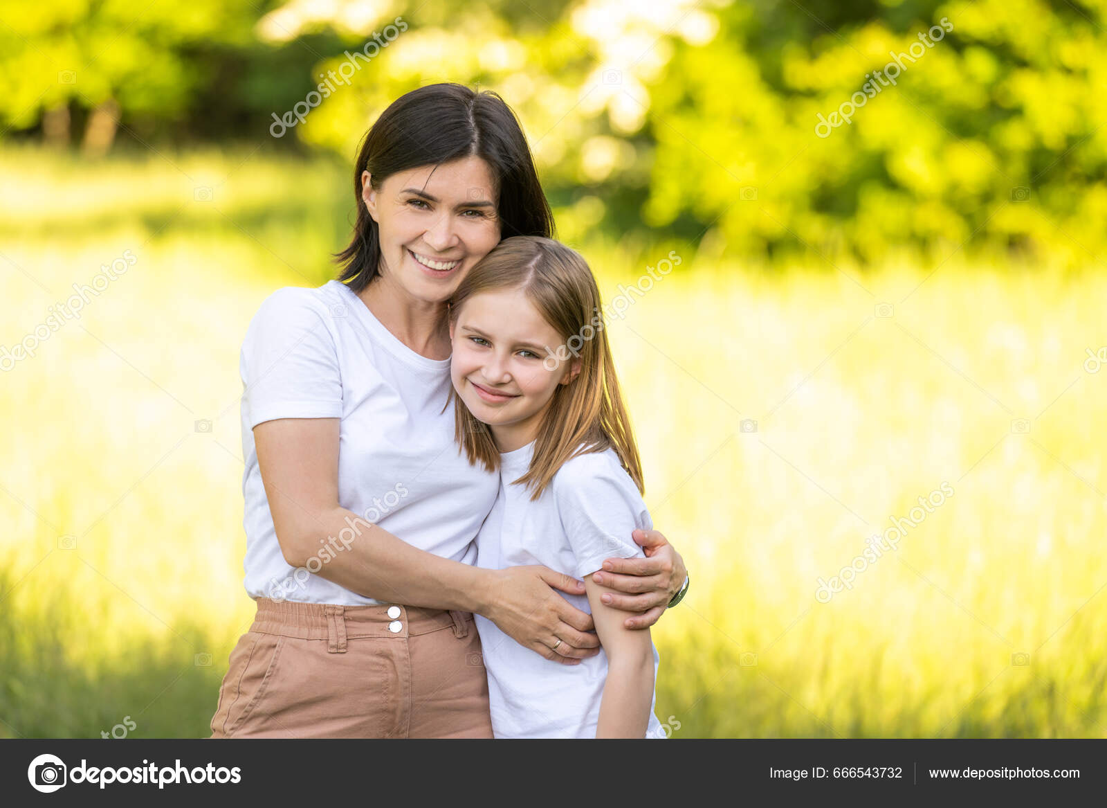 Madre Linda Hija Abrazando Mirando Cámara — Foto de stock #666543732 ...