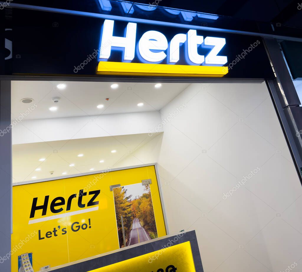 Ereván, Armenia, 4 de abril de 2023; oficina de alquiler de vehículos Hertz. Logo de Hertz en un ...