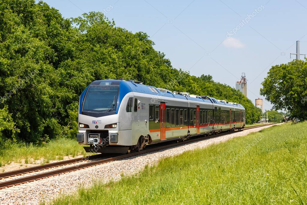 Grapevine, Estados Unidos - 5 de mayo de 2023: Tren TEXRail operado por ...