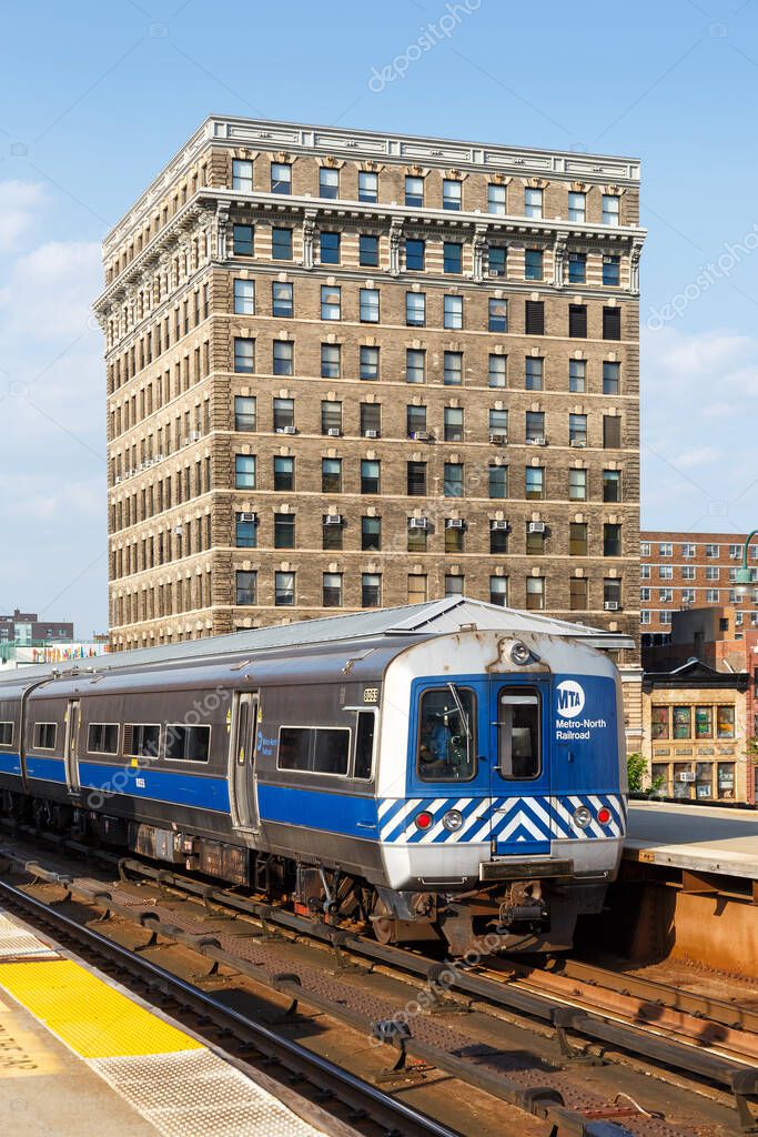 Ciudad de Nueva York, Estados Unidos - 11 de mayo de 2023: Metro-North Railroad commuter train ...