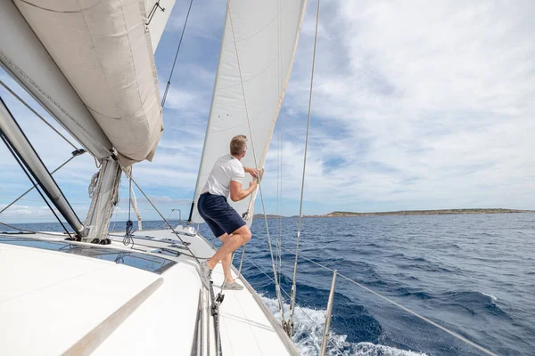 Hombre Cayendo Tirolina Montado Mástil Del Barco: fotografía de stock ...