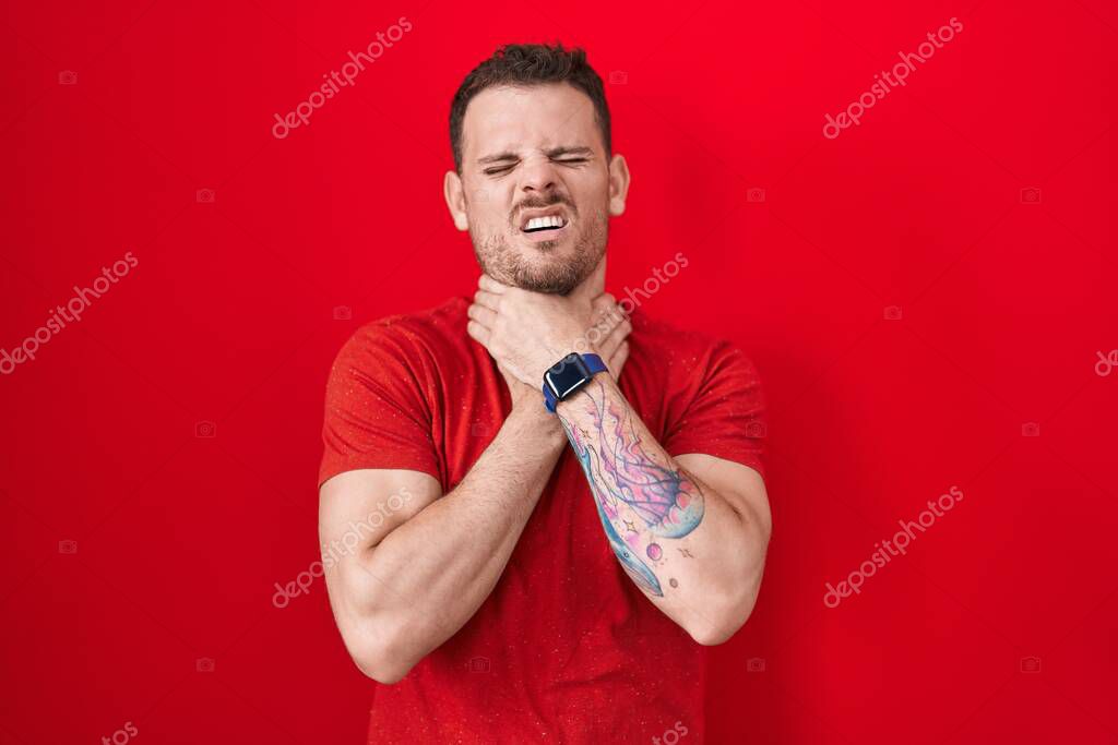 Un joven hispano parado sobre un fondo rojo gritando sofocado por un ...