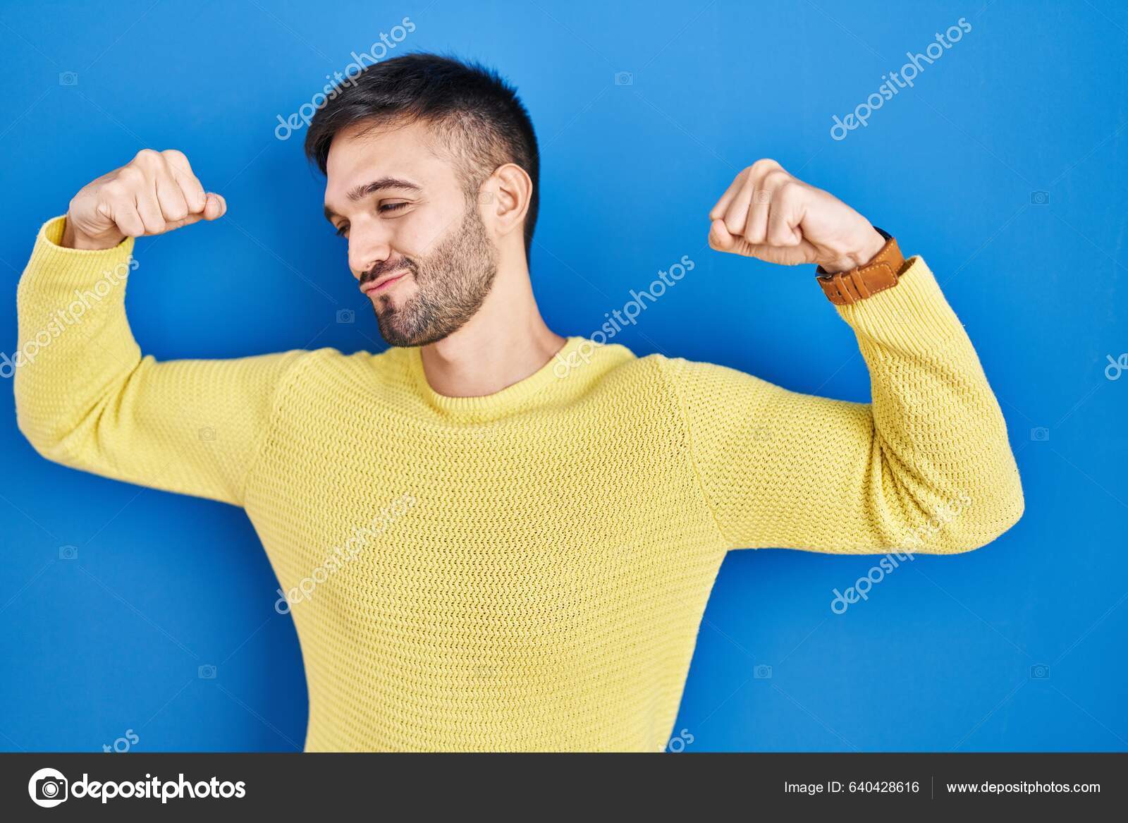 Hombre Hispano Pie Sobre Fondo Azul Mostrando Los Músculos Los ...