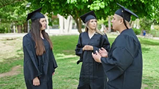 Personas graduadas Video Stock, Filmati | Depositphotos