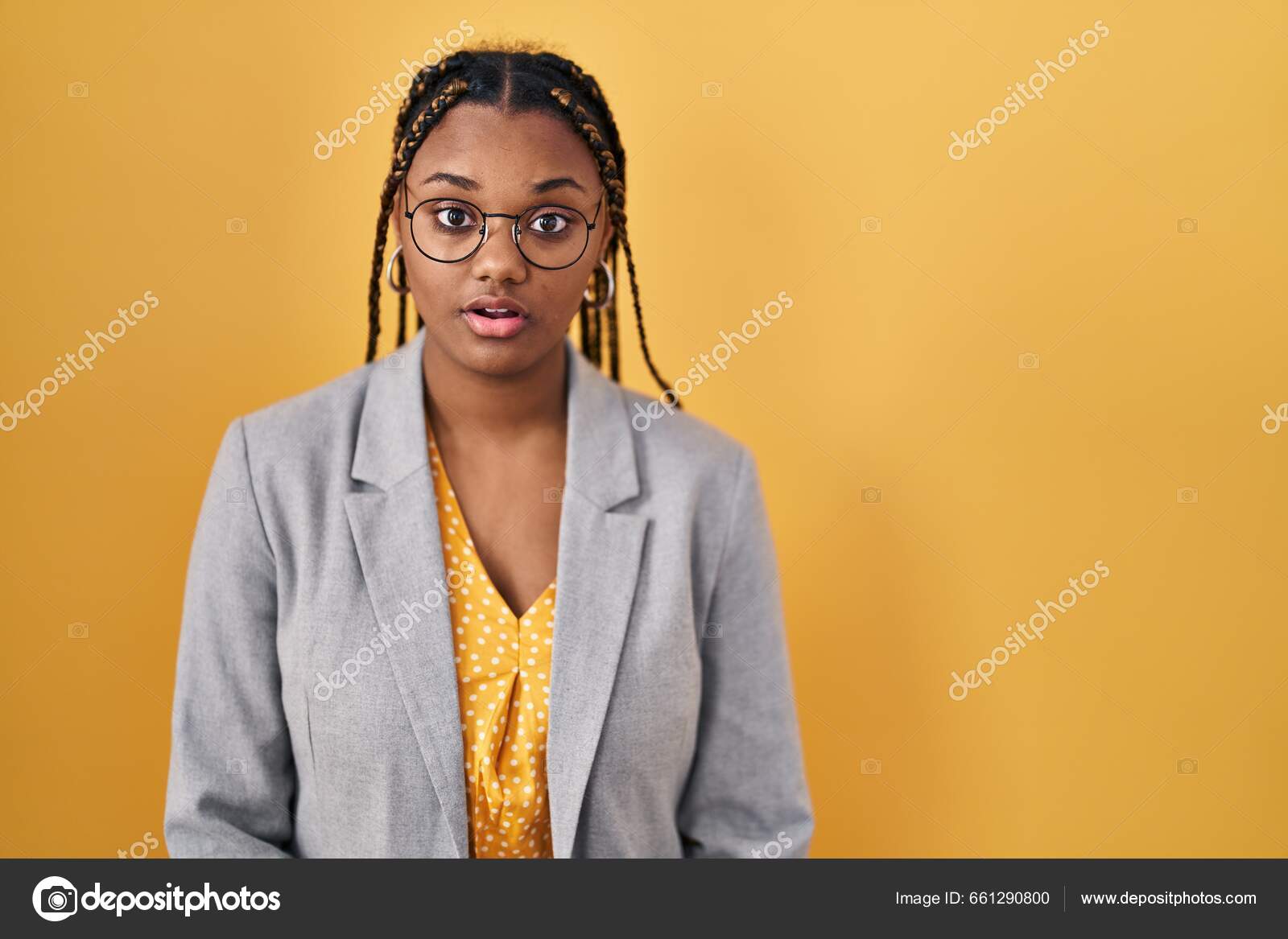 Mujer Afroamericana Con Trenzas Pie Sobre Fondo Amarillo Asustada Conmocionada — Foto de stock ...