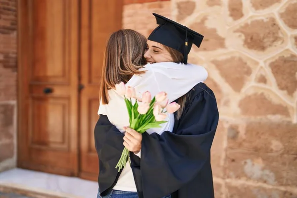 Hija graduada abrazo fotos de stock, imágenes de Hija graduada abrazo ...