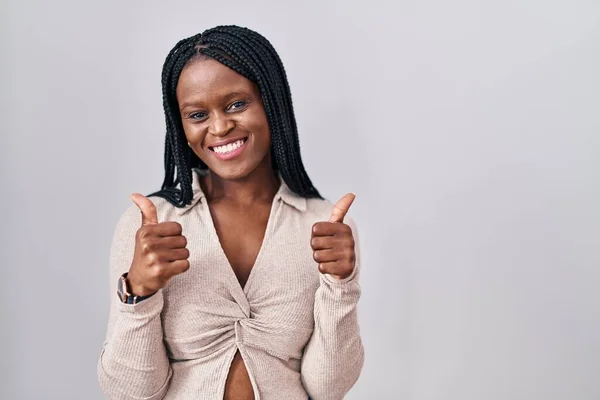 Mujer Africana Con Trenzas Pie Sobre Fondo Rojo Gesticulando Con: fotografía de stock ...