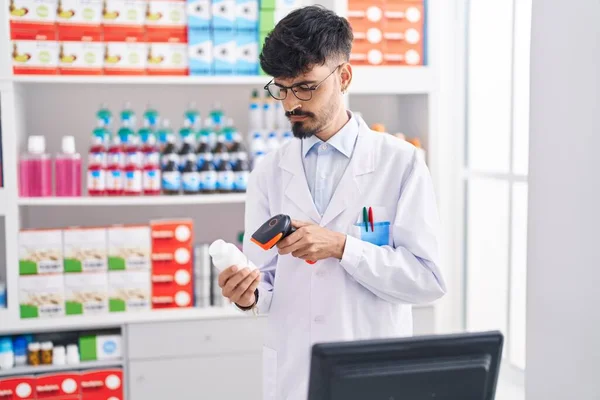 A pharmacist using a computer Stock Photos, Royalty Free A pharmacist ...