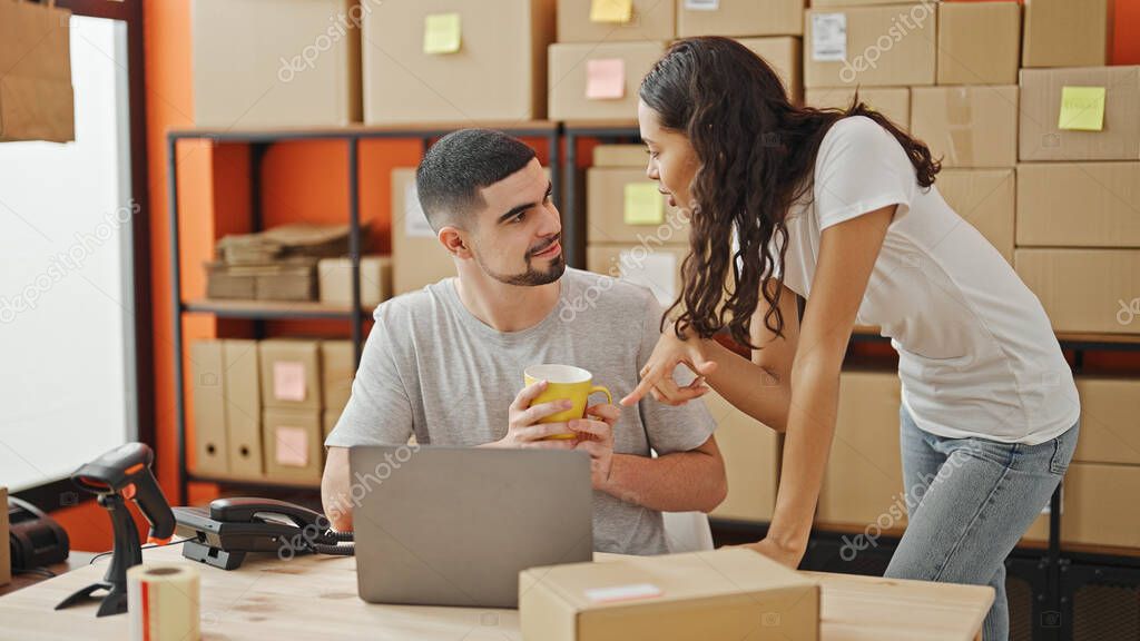 Feliz hombre y mujer trabajadores, un equipo de dos, juntos dando una ...