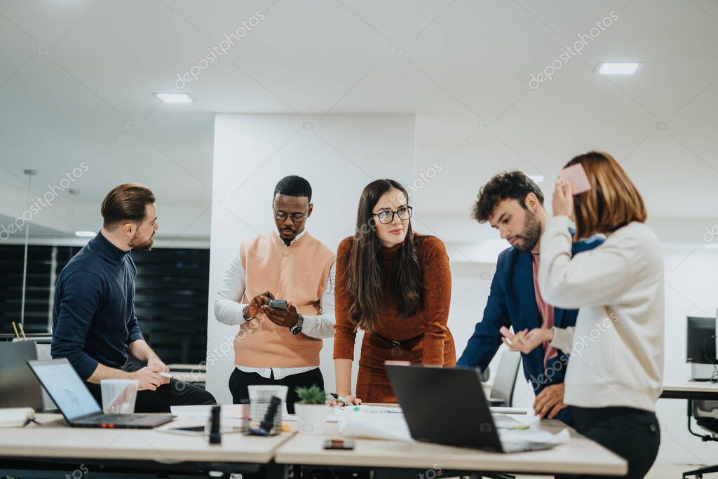 Equipo corporativo multiétnico que colabora en una oficina creativa, discutiendo informes de ...