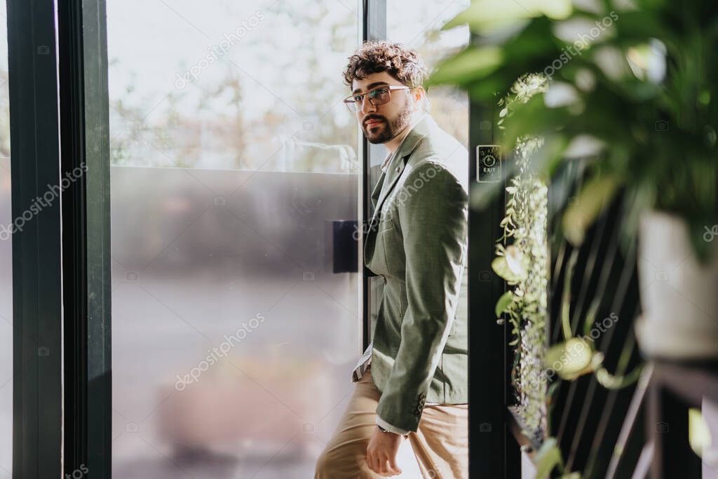 Un empleado apuesto que llega al trabajo. Está entrando en la oficina ...