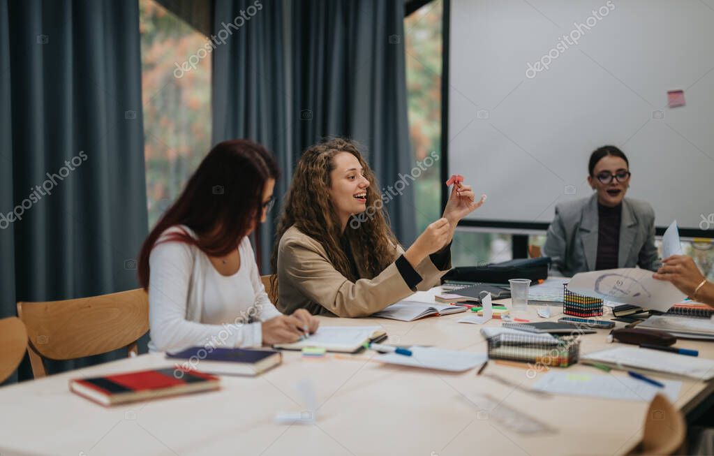 Un grupo de estudiantes se involucró en una animada discusión en una ...