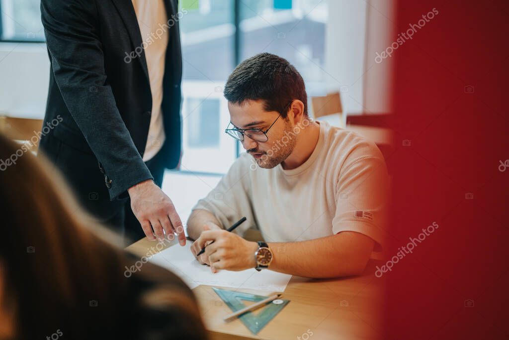 Un estudiante de secundaria está tomando notas intencionadamente ...